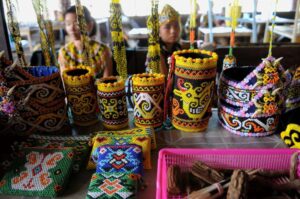 Motif Dayak: Pengertian, Sejarah, Jenis, Penggunaannya
